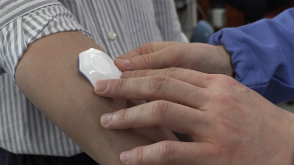 Smart, dissolving pacemaker communicates with body-area sensor and ...